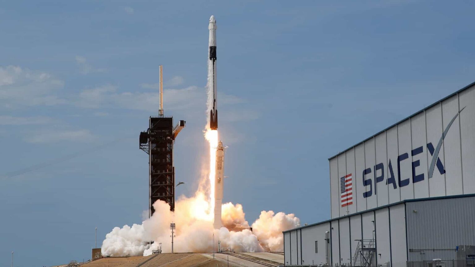 SpaceX: Bob entrou sorrindo, Doug deu cabeçada. Ambos fizeram história ...